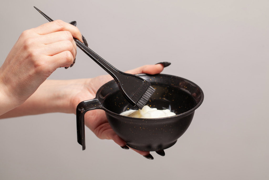 How To Do A Bleach Shampoo From Home, According to the Pros